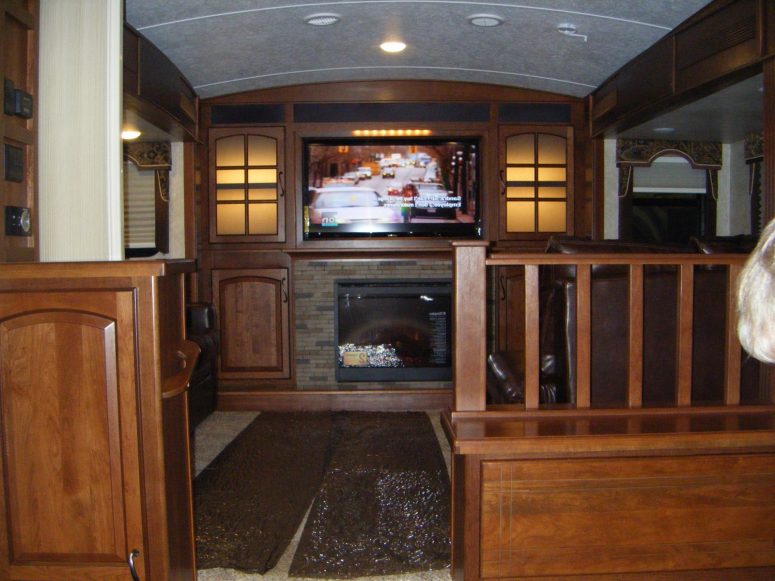 Fifth Wheel Campers with Front Living Rooms